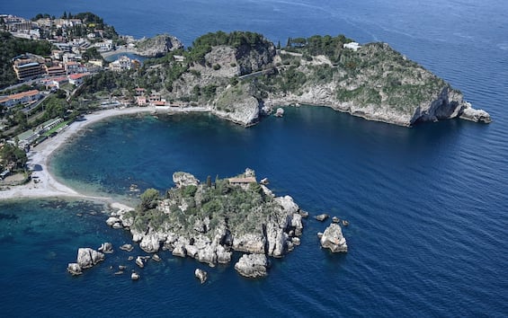 Taormina, divieto di balneazione in tratto di mare | Sky TG24